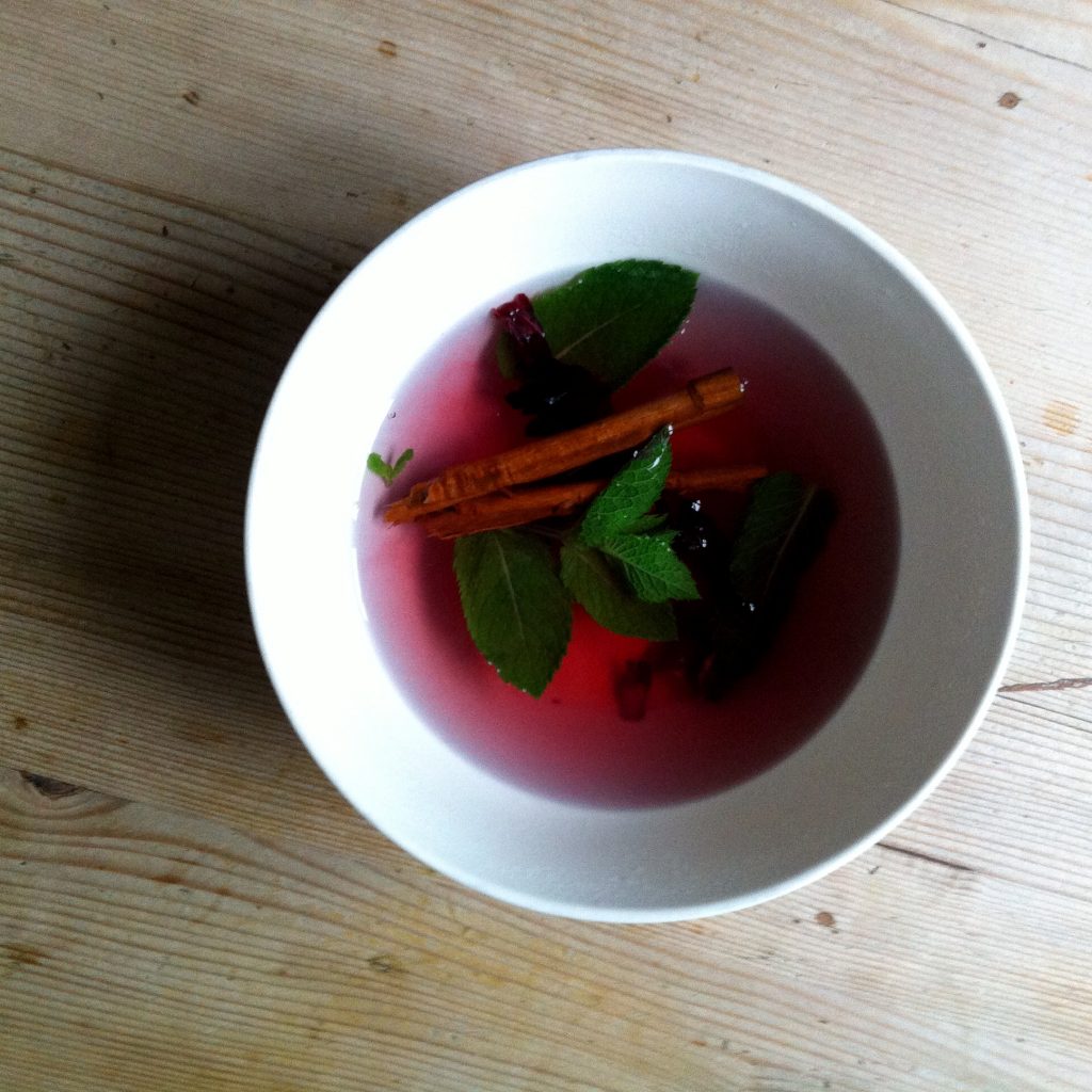 Hibiskus-Zimt-Tee mit frischer Minze – Einfach Essen